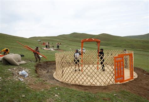 Үерт өртөж орон гэргүй болсон иргэдийн гэрийг барьж байна