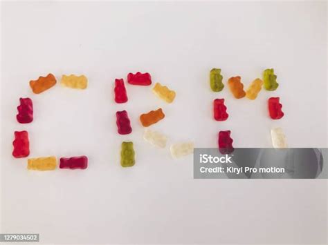 거미 거미 곰의 단어 식용 문자 C R M 비타민 단어 영어 알파벳 맛있는 식욕을 돋우는 디저트 흰색 매트 배경에 밝은 곰 0
