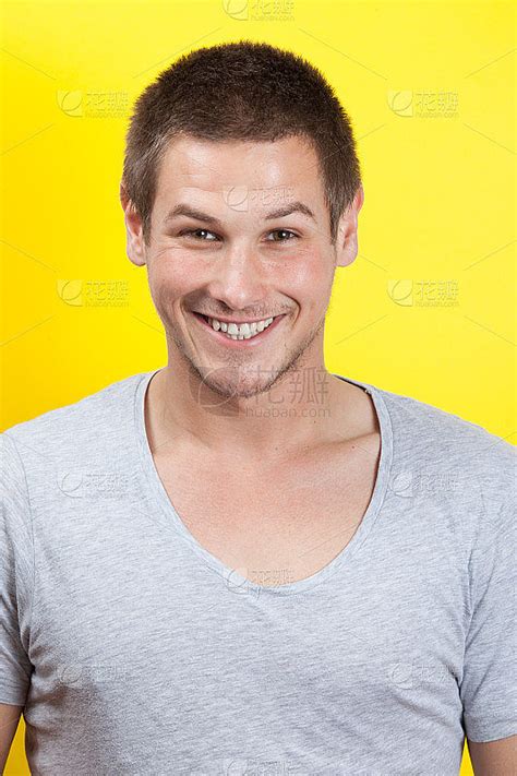 黄色背景上的男人