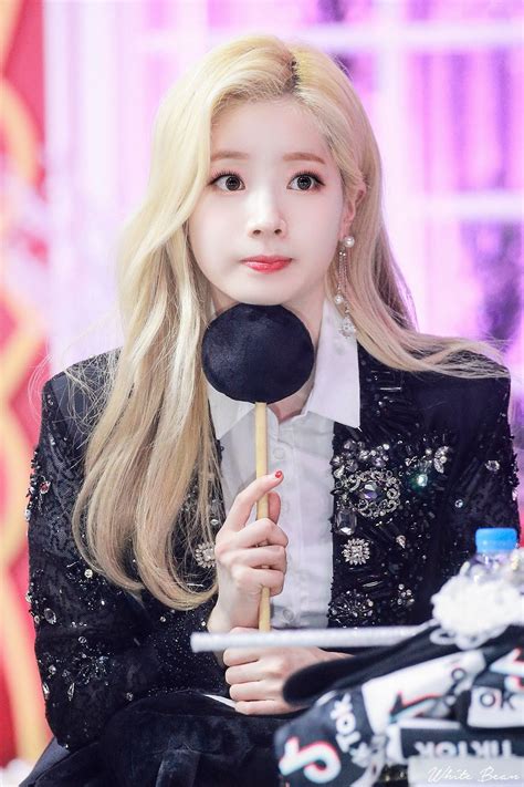 Nayeon Momo Kpop Girl Groups Korean Girl Groups Kpop Girls Twice