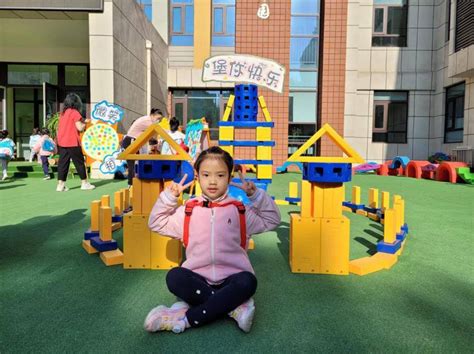 历城区钢城幼教集团复学首日萌娃们领到小红花 贺照阳 带着 成炬