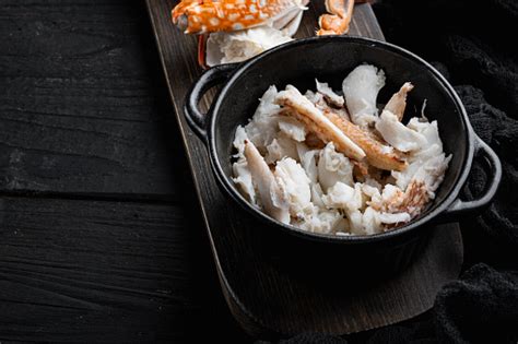 삶은 푸른 수영 게 고기 검은 나무 테이블 배경에 카피 스페이스와 텍스트 공간 Blue Swimming Crab에 대한 스톡 사진 및 기타 이미지 Blue