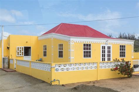 Casa Con El Tejado Amarillo Imagen de archivo Imagen de casa configuración