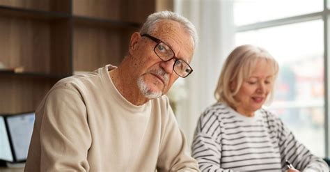 Яку пенсію можна отримати з середньою зарплатою пенсії в Україні