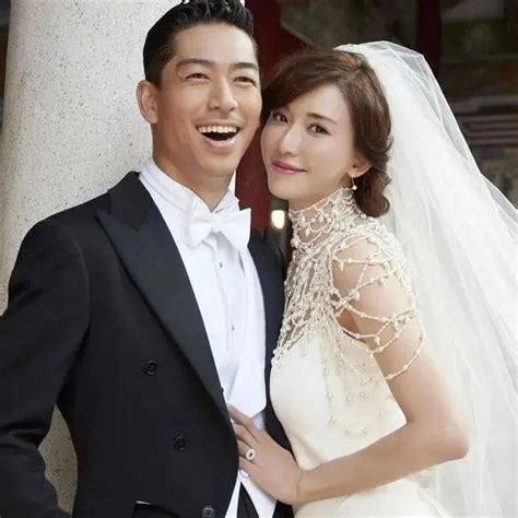 47岁林志玲近照曝光，穿黑色露肩上衣戴9万元手镯，肤白貌美生活黑泽女人