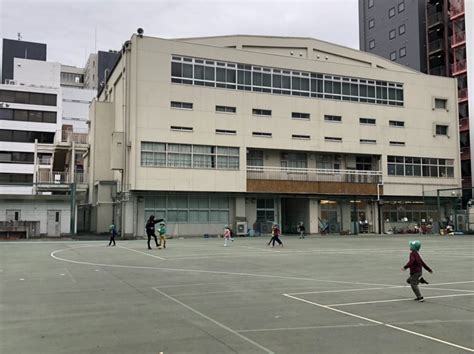 旧今川中校庭で遊ぶ ｜ 千代田せいが保育園は千代田区岩本町にある保育園です。