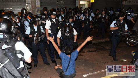 圍深水埗警署｜1被告認暴動及管武罪 否認暴動的7人受審 星島日報