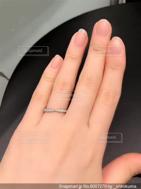 結婚指輪をはめた女性の手の写真画像素材 6007279 Snapmartスナップマート