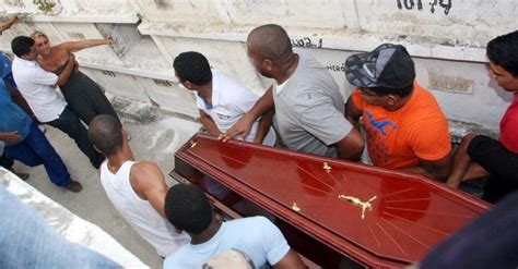 Fotos Corpo De Jovem Morto Por Engano Pela Pm Do Rio é Enterrado 29