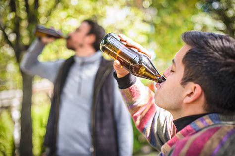 두 남자가 맥주를 휘젓고 있다 익스프레스 음주 와 빠른 술에 취해 남자에 대한 스톡 사진 및 기타 이미지 남자 맥주 20