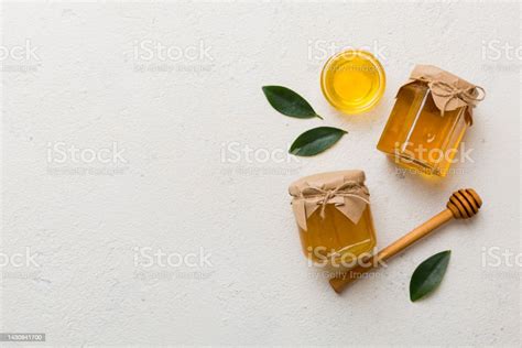 복사 공간이있는 흰색 배경 상단보기에 나무 꿀 디퍼가있는 꿀 항아리 맛있는 꿀 병 0명에 대한 스톡 사진 및 기타 이미지 0