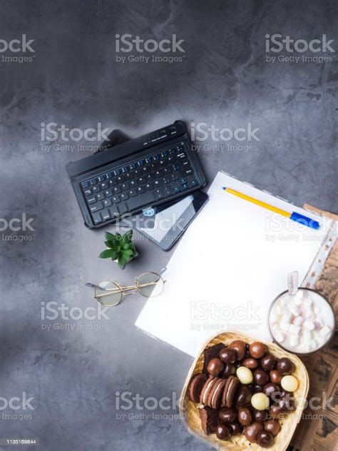 소모품을 가진 사무실 테이블 평면 누워 비즈니스 직장과 개체입니다 평면도 텍스트의 공간 복사 0명에 대한 스톡 사진 및 기타