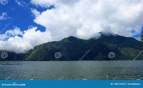 Vista De Las Monta As De Batur Y Del Lago En El Sitio De Aguas Termales