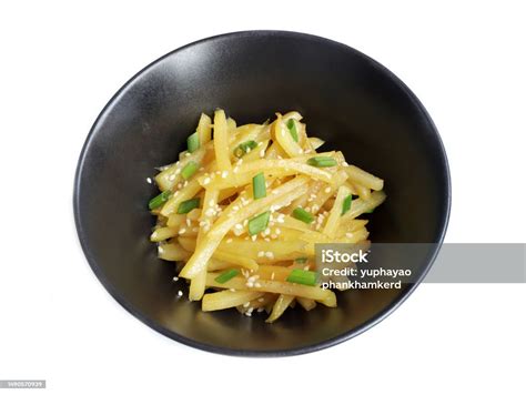 흰색 바탕에 감자 또는 Gamja Bokkeum을 볶습니다 한국 음식 컨셉 평면도 감자 요리에 대한 스톡 사진 및 기타 이미지