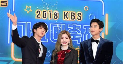 사진 가요대축제 Mc 진 다현 찬열 꽃가루 뿌리며 조선일보