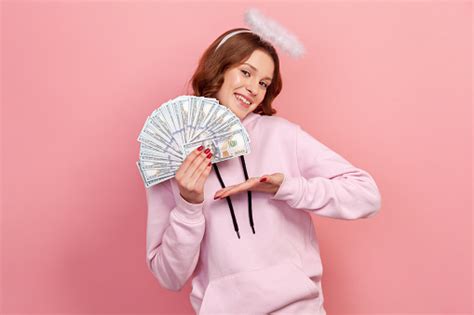 달러 지폐의 무리를 보여주는 머리에 후광후드에 성공적인 곱슬 머리 십대 소녀의 초상화와 진심으로 미소 자선 캠페인 14 15