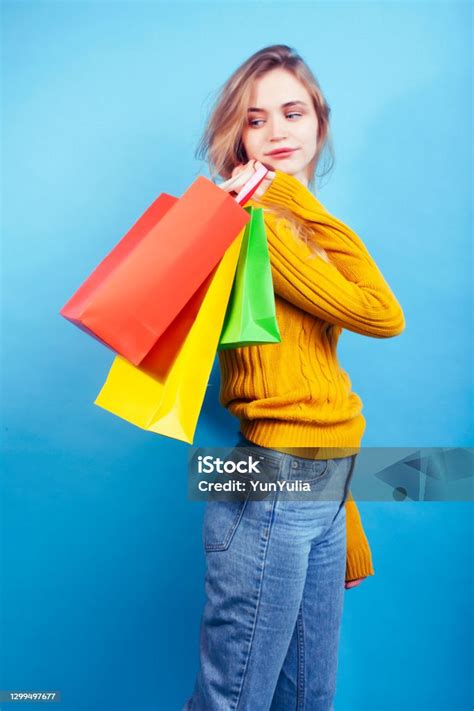 젊은 예쁜 여자 포즈 감정적인 에 푸른 배경 와 가방 라이프 스타일 사람들 개념 가방에 대한 스톡 사진 및 기타 이미지 가방