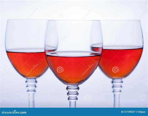 Tre Bicchieri Di Vino Trasparenti Con Vino Rosato Immagine Stock