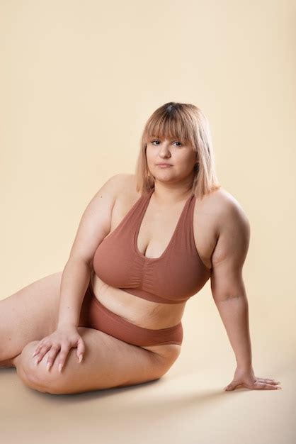 Femme Ronde Lingerie Photos Téléchargez Gratuitement Des Images De
