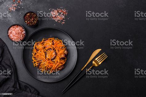어두운 콘크리트 배경에 가지 당근 마늘 향신료 및 허브를 곁들인 한국 샐러드 가지 채소에 대한 스톡 사진 및 기타 이미지
