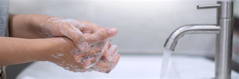 항균 코로나 바이러스 전염병을 방지하기 위해 욕실 싱크대 에서 비누 적절한 기술로 문지르는 손을 씻는다 독감 질환의 예방