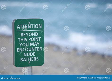 Signe nu de plage photo stock Image du désactivé gens 73441018