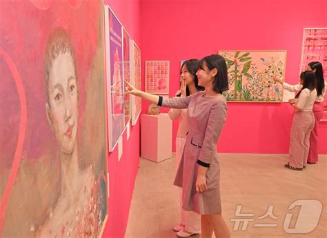 핑크의 달에 만나는 핑크 아트 작품들 뉴스1