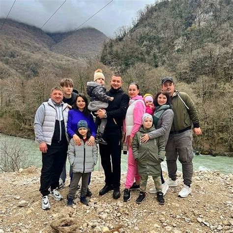 Если вы путешествуете с детьми и у вас готовая большая компания вам проще и выгоднее всего