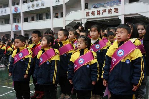 奖优秀，走红毯！他们以这样的方式“龘”开新学期家长教育表扬