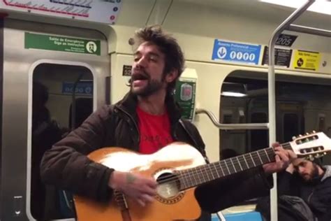 Ex vocalista da banda Twister canta no metrô de São Paulo VEJA