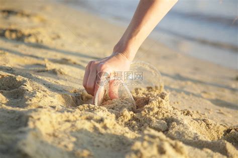 志愿者妇女在海滩上收集垃圾无垃圾海洋概念一次塑料是一种人类成瘾高清图片下载 正版图片506257464 摄图网