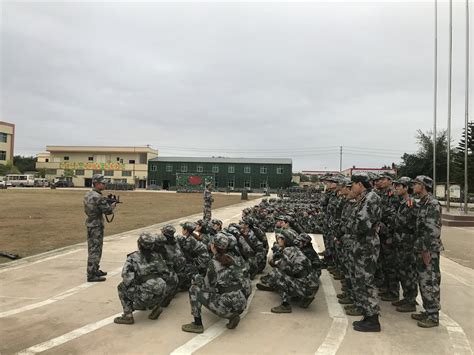 广西艺术学院2018级军训讲解枪械射击 广西绿邦国防教育训练基地