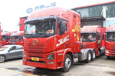 图青岛解放 JH6重卡 生活舱版 四季款 550马力 6X4 AMT自动挡牵引车 国六 CA4250P33K25T1E5A80 实拍