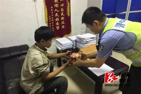 一男孩走上了沪昆高速公路应急车道（水府庙服务区段）