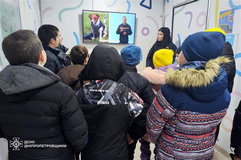 Мобільний клас безпеки продовжує навчати дітей у Камʼянському районі Рятувальники та поліцейські