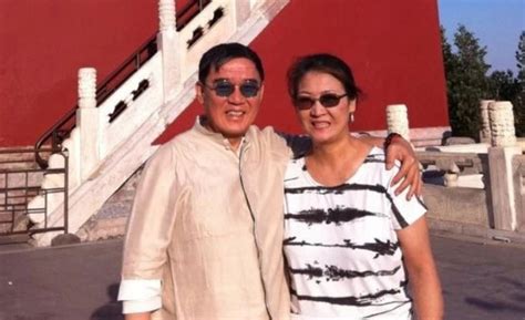 68岁李立群带妻子旅游晒合照 头发花白互相依偎恩爱十足新浪图片