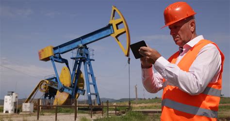 Oil Pump Engineer Management Experience Petroleum Installation Talking Cellphone Ultra High