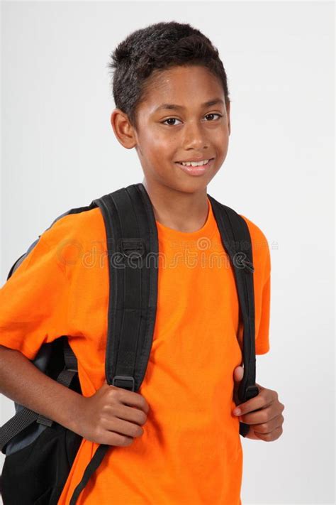 背包高清图片 11岁的男孩背着帆布背包回到学校 11岁的男孩背着帆布背包回到学校图片免费下载 5168400025 千图网pro