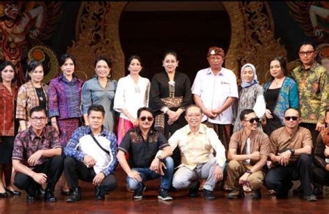 Ketua Dekranasda Bali Buka Fashion Show Rangkaian IKM Bali Bangkit VI