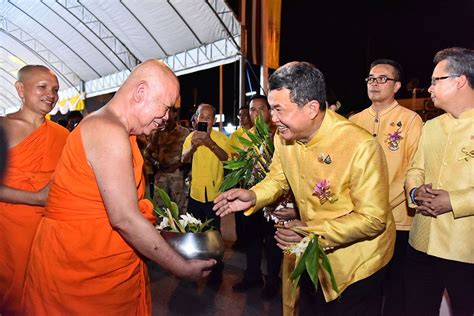 ในประเทศ หนึ่งเดียวในโลก ปลัด มท นำพุทธศาสนิกชน ตักบาตรดอก