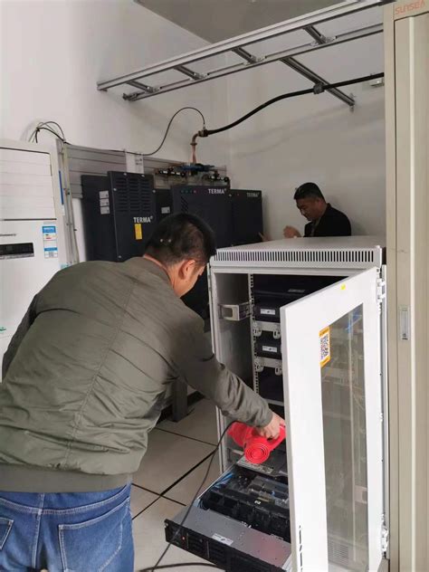 西北空管局空管中心技保中心雷达室 完成场面监视雷达春季换季维护工作设备运行检查
