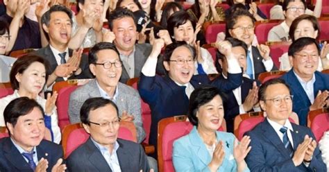 민주당 역대급 압승 지방권력까지 접수
