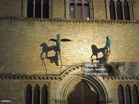Palazzo Dei Priori는 페루 움브리아 중앙 이탈리아에 있는 역사적인 건물 건축에 대한 스톡 사진 및 기타 이미지