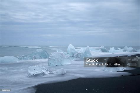 Jökulsarlon 빙하 라군에서 빙산 북대서양 아이슬란드에서에서 인근 화산 모래 해변에 떠 밀려 0명에 대한 스톡 사진 및