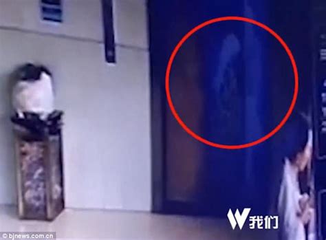 Chinese Woman Dies After Using A Faulty Lift Daily Mail Online