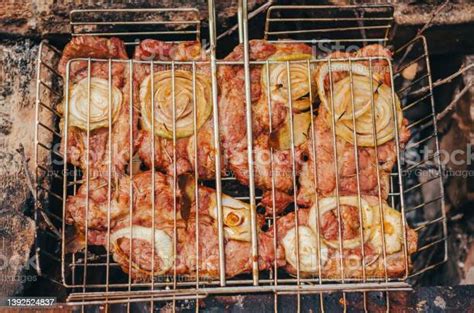 고기와 함께 그릴의 상단보기 맛있는 음식 요리 향신료와 야채로 구운 고기 0명에 대한 스톡 사진 및 기타 이미지 0명