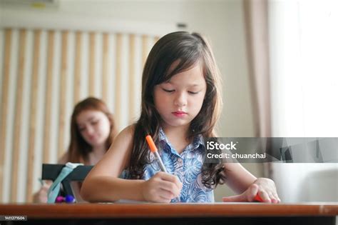 미취학 전 소녀 아이 친구와 함께 교실에서 테이블에 흰 종이에 색연필로 그리기 공부에 대한 스톡 사진 및 기타 이미지 공부