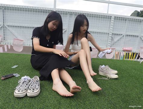 Pary学生模拍 035 表妹与小芳拍完美脚拍食物去 章鱼资源网