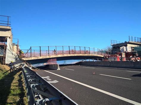 Crolla Un Ponte Sullautostrada A14 Il Sole 24 ORE