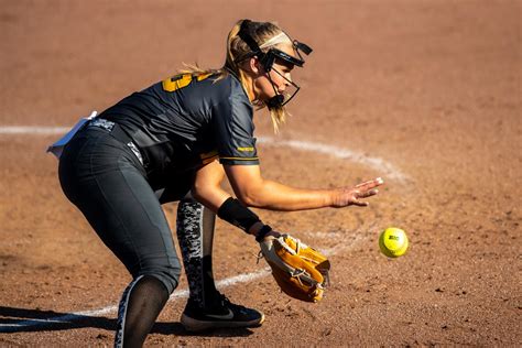Hawkeye Softball Splits Doubleheader With Nebraska The Daily Iowan